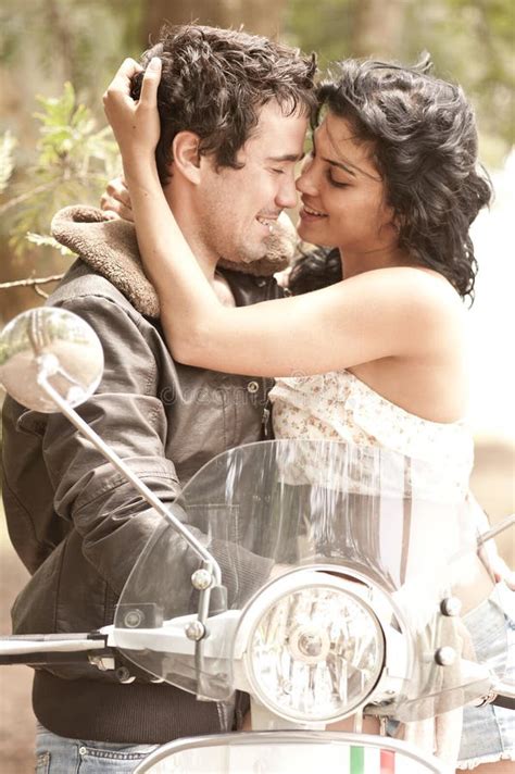 Junge Attraktive Paare Die Im Wald Flirten Stockfoto Bild Von Blume