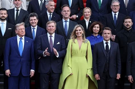 Зеленскому сделали очередной дипломатичный намек на саммите НАТО его отодвинули на фото от