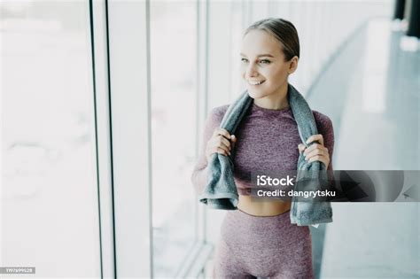 피트니스 여자 휴식 후 운동 후 체육관에서 수건 그녀의 목 주위 가냘픈에 대한 스톡 사진 및 기타 이미지 가냘픈 땀 명랑한 Istock