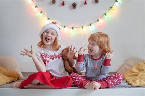 Il Fratello E La Sorella Si Siedono Su Un Letto Immagine Stock