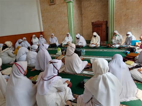 Lihat Aktivitas Pengajian Di Masjid Al Hikmah Giat Adakan Pengajian Di Masa Pandemi