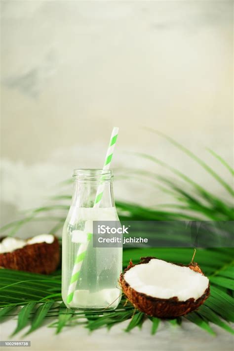 코코넛 물과 회색 콘크리트 바탕에 신선한 익은 과일의 병 여름 음식 개념입니다 채식 채식주의 해독 음료 손바닥에 짚으로 코코넛 주스 나뭇잎 0명에 대한 스톡 사진 및 기타