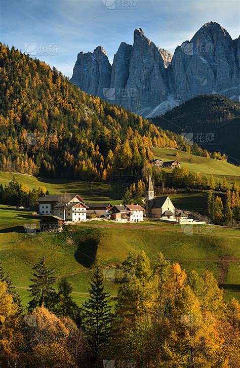 圣玛格达莱纳村在val Di Funes在意大利dolomites。秋天的景色山谷与五颜六色的树木和
