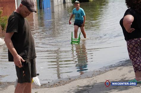 Евакуація дітей порятунок тварин херсонці борються із затопленням внаслідок підриву росіянами