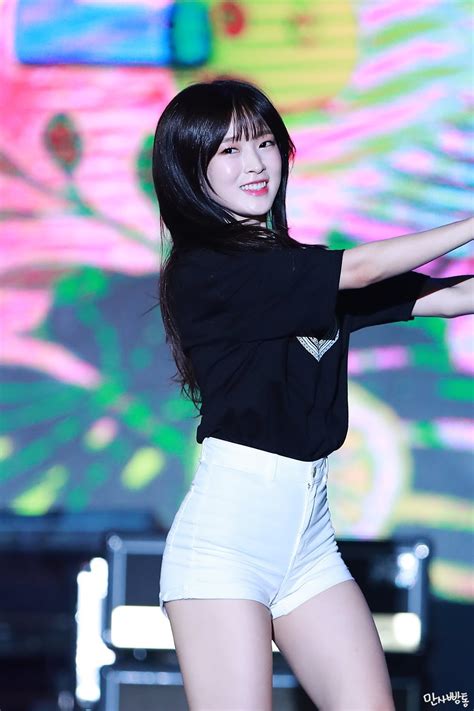 오마이걸 아린 블랙티 화이트 핫팬츠