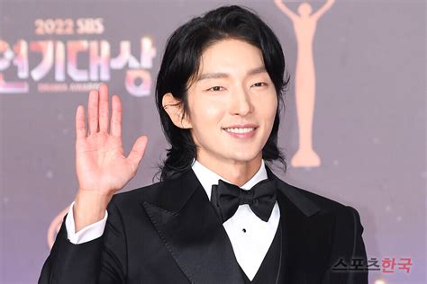 이준기 팬들 향해 손 번쩍
