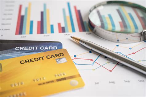 차트 및 그래프 용지에 신용 카드 금융 개발 은행 계좌 통계 투자 분석 연구 데이터 경제 증권 거래소 거래 비즈니스 회사 개념