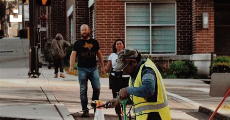 파란색과 검은색 안전 조끼를 입은 남자가 파란색 플라스틱 양동이를 들고 있다 사진 Unsplash의 무료 도시 이미지