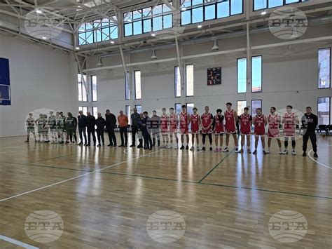 Служебният министър на младежта и спорта Георги Глушков посети баскетболен мач във Враца Утро