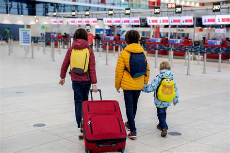 출발 게이트 근처 공항 환승 홀에서 비행기에 탑승을 기다리는 귀여운 아기 소년 아이들과 함께 공기로 활동적인 가족 라이프 스타일 여행 가정 생활에 대한 스톡 사진 및 기타