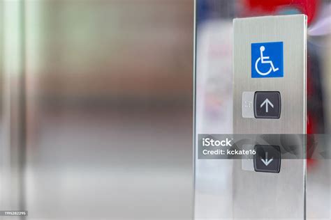 장애인 리프트 버튼의 이미지입니다 시각 장애인을위한 스테인레스 스틸 엘리베이터 패널 푸시 버튼 장애인을위한 버튼을 누를 수