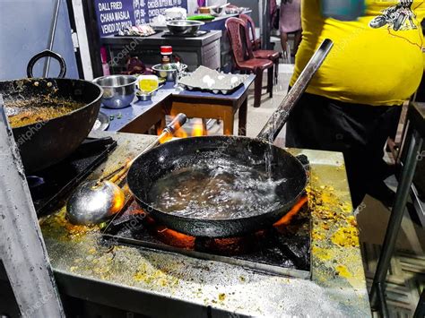 Un Chef Cocinando Tadka Fre R En Una Sart N En Un Rinc N De Comida De Carretera En Una Estufa
