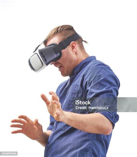 젊은이 Vr을 사용 하 여 비명 공포 감정 대화형 게임을 즐기는 하 고 경험 하는 가상 현실 헤드셋 절연 흰색 배경 스튜디오 샷 3차원 형태에 대한 스톡 사진 및 기타