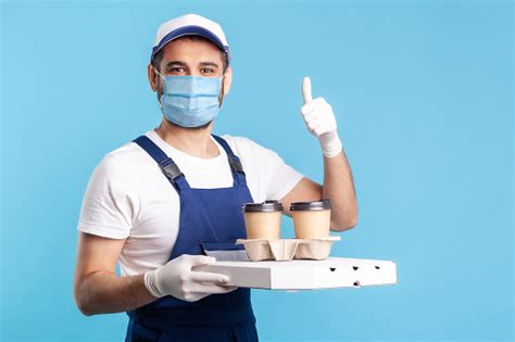 배달 서비스 안전 장갑을 끼고 커피와 피자 상자를 들고 있는 바지에 친절한 낙관적 택배 격리에 대한 스톡 사진 및 기타 이미지