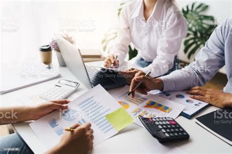 비즈니스 팀 존재입니다 투자자 작업 새로운 시작 프로젝트입니다 금융 회의입니다 3 명에 대한 스톡 사진 및 기타 이미지 3