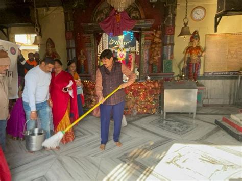 Mla Cleaned Temples In Indore इंदौर में विधायक ने की मंदिरों में साफ सफाई विधायक रमेश मेंदोला