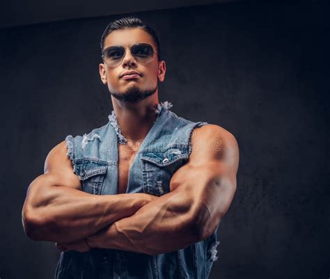 Sexy Nackter Moderner Athletischer Mann In Einer Denimweste Und Sonnenbrille Wirft Mit Den