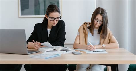 실내 ~을 사용하여 가르치는 가정 학교 계산기 공동 작업 공부하다 교사 교실 교육 기술 노트북 독서하는