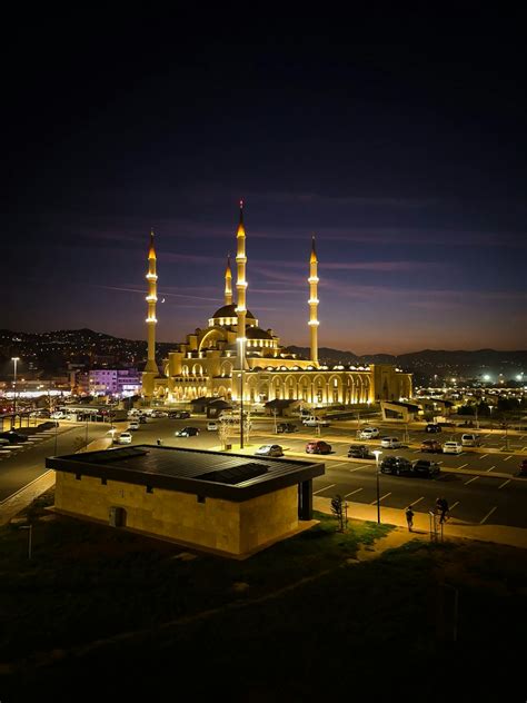 Türkiyenin Trabzon şehrindeki Bir Caminin Muhteşem Gece Manzarası