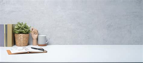 하얀 테이블에 책 커피 컵 안경 및 화분 식물이있는 세련된 작업장 광고 텍스트의 공간을 복사합니다 단일 이미지에 대한 스톡 사진 및 기타 이미지 Istock