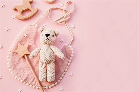 턱받이와 나무 장난감 파스텔 핑크 배경에 소녀를위한 아기 물건과 액세서리 세트 베이비 샤워 개념 패션 신생아 플랫 레이 상단 뷰 0명에 대한 스톡 사진 및 기타 이미지