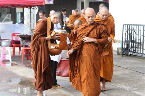 บิณฑบาต หลวงพ่อมานพ พุทธครุโต สถานธรรมพุทธครุการามตาดเค็ง