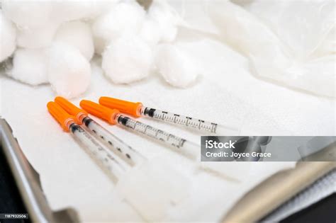 오렌지 모자와 일반 바늘 주사기의 닫습니다 당뇨병 인슐린 주사에 대 한 또는 의사의 사무실에서 의료 주사 공식 면봉이 달린 의료 트레이에 거즈를 신을 수 있습니다 0명에