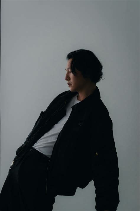 깨끗한 모습 남성 모델 남성 초상 남성 패션 남자 단순한 맨발 맨발 모델 모델 포즈 모델링 미니멀리스트 미니멀리스트 패션 부드러운 조명 서 있는