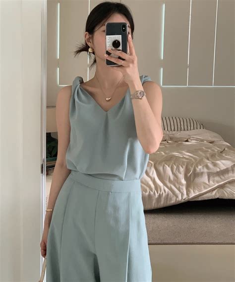 몰리꼬임블라우스 슬리브리스 브이넥 민소매 끈나시 여름신상하객데이트결혼비치휴양지해변휴가데일리호캉스바캉스