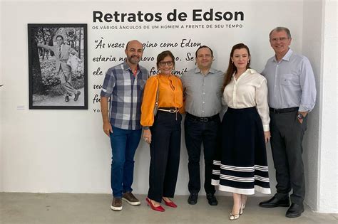 Captei Exposição Retrata A Vida De Edson Em Três Diferentes