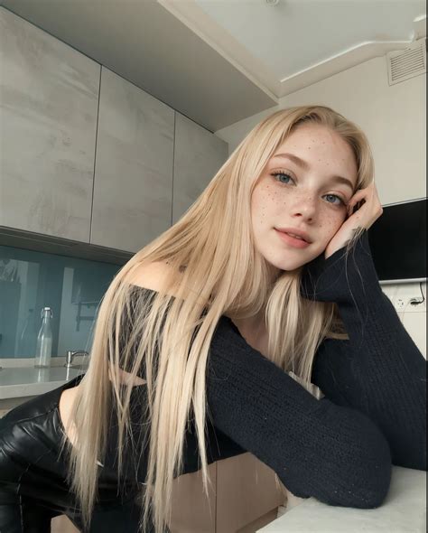 блондинка с длинными волосами сидящая за стойкой на кухне Seaart Ai