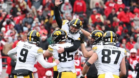 Backup Kicker Meeders Field Goal As Time Runs Out Gives No 20 Iowa 13 10 Win Over Nebraska