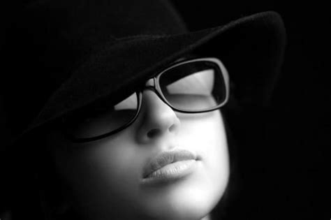 Оригинал схемы вышивки Черное и белое Девушка в шляпе Портрет