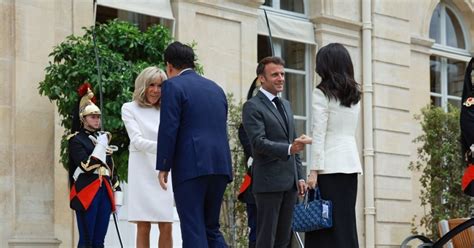 마크롱 프랑스 대통령 부부 영접받는 윤석열 대통령 내외