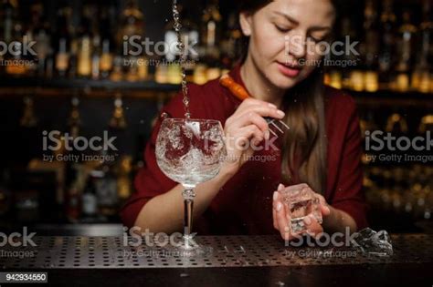 젊은 여자 바텐더 칵테일 Aperol 주사기를 만들기 위한 얼음 큐브를 준비 건강관리와 의술에 대한 스톡 사진 및 기타 이미지 건강관리와 의술 나이트클럽 남성