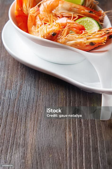 신선한 생 새우 나무 테이블에 그릇에 라임 해산물을 먹고 어두운 배경입니다 갑각류에 대한 스톡 사진 및 기타 이미지 갑각류 굽기 끓는 물에 삶기 Istock