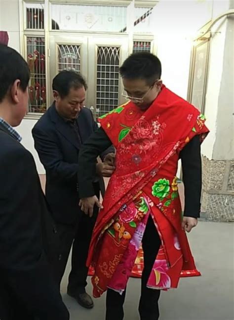 實拍北方農村娶媳婦，新郎披紅新娘紅蓋頭，吹鼓手舞獅子一樣不少 每日頭條