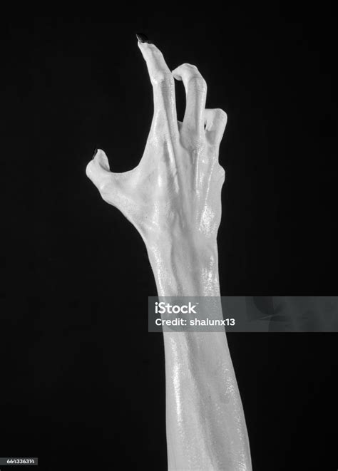 검은 손톱 하얀 죽음 악마의 손 악마의 손 하얀 피부 할로윈 테마 검은 배경 고립 된 죽음의 흰색 손 공포 무서움에 대한 스톡 사진 및 기타 이미지 Istock