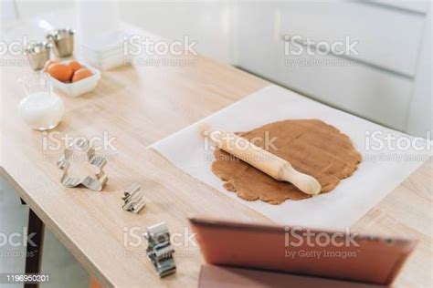 집에서 크리스마스 쿠키를 준비하는 청녀 수제 진저 브레드 쿠키 12월에 대한 스톡 사진 및 기타 이미지 12월 강림절 만들기 Istock