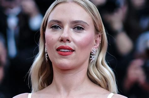 Chubby Arms And A Big Belly Plump Scarlett Johansson Came Out In A Tight Dress Everythingfun