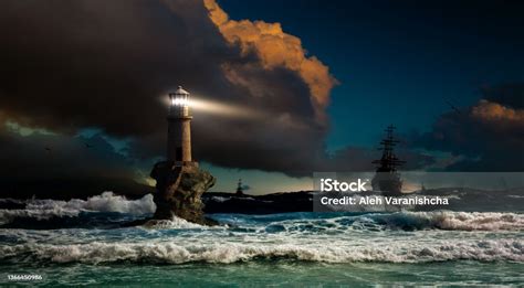 일몰에 등대와 범선이있는 아름다운 풍경 초라 안드로스 섬 키클라데스 그리스의 등대 투어리티스 등대에 대한 스톡 사진 및 기타