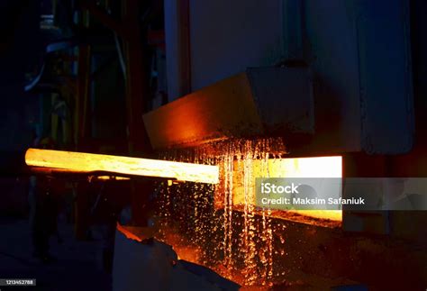 단조 공장의 작업장에서 산업 용광로에서 고온에서 담금질하는 강철 냉각 과정 열 취급 대장장이 및 야금 산업 제철소 열간 압연 공장 금속에 대한 스톡 사진 및 기타 이미지