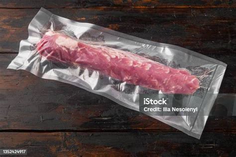 진공 포장 원시 유기농 돼지 허리 고기 오래된 어두운 나무 테이블 배경에 복사 공간과 텍스트 공간 가방에 대한 스톡 사진 및 기타 이미지 Istock