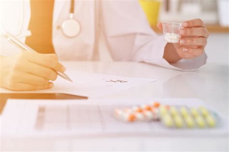 여성 의학 의사 환자 근접 촬영을 처방 양식을 채웁니다 저장 생활과 병 통치 약 처방 치료 법률 약국 피임 Concep 의사에 대한 스톡 사진 및 기타 이미지 Istock