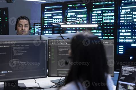 Equipo De Profesionales En Datos Centrar Secundario Ingenieria Equipo Haciendo Equipo