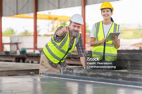 현장 관리자와 시공사가 건설 현장을 검사하고 프리캐스트 콘크리트 공장 현장에서 여성 감독 작업자와 엔지니어 팀이 프로젝트 계획을
