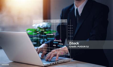 분석가 작업 또는 성공 시작 비즈니스 개념에서 노트북으로 프로젝트 관리 데이터 관리 시스템 통계 및 분석을 가진 사업가 Kpi 보고서 및 계획 전략 개념에 대한 스톡 사진