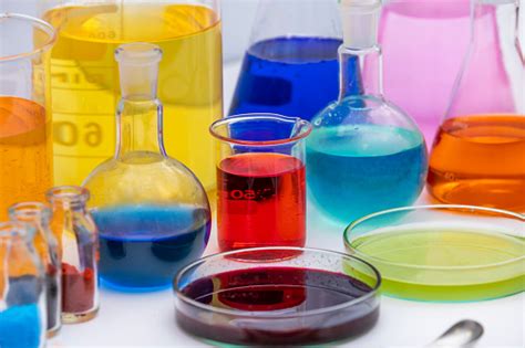 실험실 장비 유리 튜브 플라스크 에렌마이어 비커 페트리 접시 풍선 및 기타 화학 및 의학 실험실 측정 장비 과학 실험 또는 측정을 위해 설정된 테스트 장비 0명에 대한 스톡