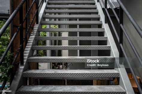 화재 나 위험한 조건과 같은 비상 사태에서 탈출하는 데 사용하는 사무실 건물의 금속 계단 설정 0명에 대한 스톡 사진 및 기타 이미지 Istock