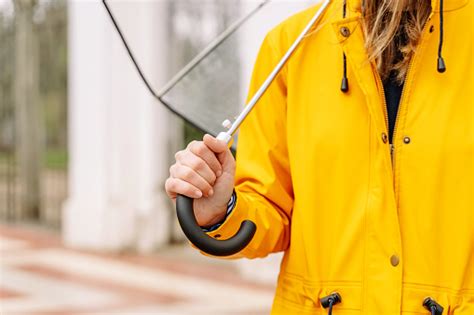 야외에서 투명한 우산을 가진 인식 할 수없는 여성의 클로즈업 우산에 대한 스톡 사진 및 기타 이미지 우산 후면 비